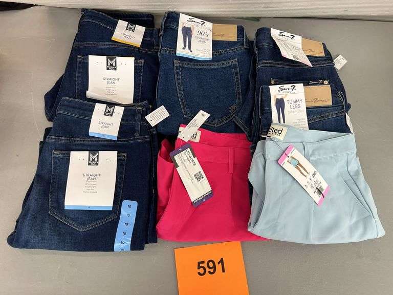 (7) PAIRS OF WOMENS PANTS/ SHORTS - ASSORTED SIZES - Earl's Auction Company