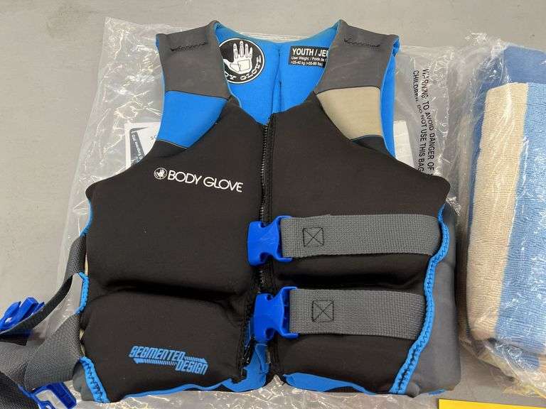 2PC POOL LOT - TOWELS & LIFE JACKET - Earl's Auction Company