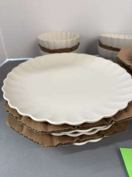 12PC SCALLOP DINNERWARE SET - Earl's Auction Company