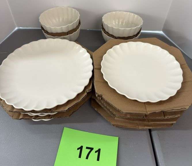 12PC SCALLOP DINNERWARE SET - Earl's Auction Company