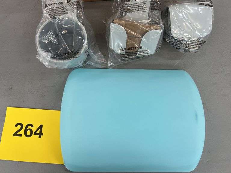 VERO POOL ACCESSORIES SET - Earl's Auction Company