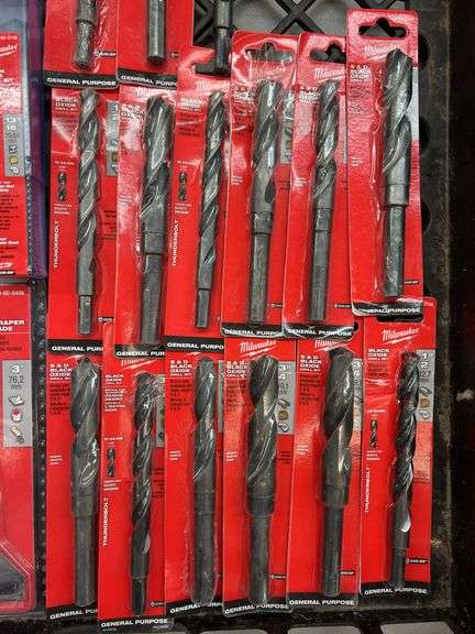 MISC LOT OF MILWAUKEE TOOL ITEMS - Earl's Auction Company
