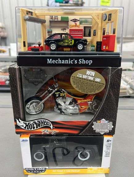 (3) COLLECTOR CARS IN BOX/ CASE - Earl's Auction Company