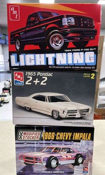 (3) 1/25 SCALE MODEL KITS IN BOX - Earl's Auction Company