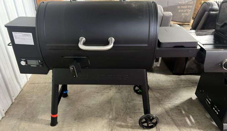 AS IS - (2) GRILLS - SEE PHOTOS - Earl's Auction Company