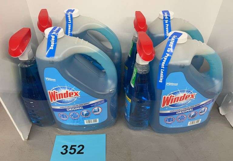 (4) JUGS OF WINDEX & (4) SPRAY BOTTLES - Earl's Auction Company