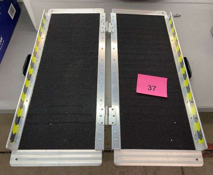 PORTABLE FOLDING RAMP - Earl's Auction Company