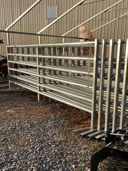 (1) 15'2" FREESTANDING FENCE PANEL - EK Auctioneers LLC