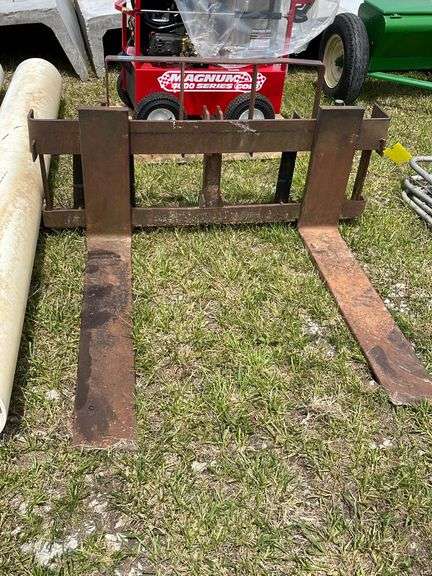 UNIVERSAL LOADER PALLET FORKS - EK Auctioneers LLC
