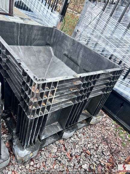 QTY (1) PLASTIC FEED BIN - HOLDS 800LBS OF BEEF DEVELOPER - EK ...