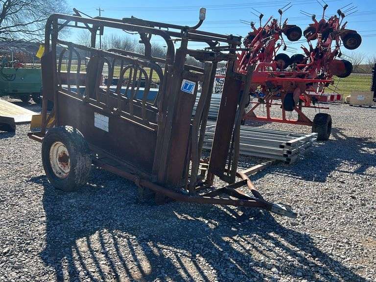 UNIVERSAL BRAND PORTABLE HEAD CHUTE - EK Auctioneers LLC