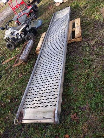BOX TRUCK PULL OUT RAMP - EK Auctioneers LLC