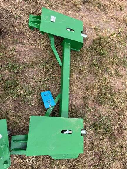 JOHN DEERE QUICK ATTACH ADAPTER - EK Auctioneers LLC