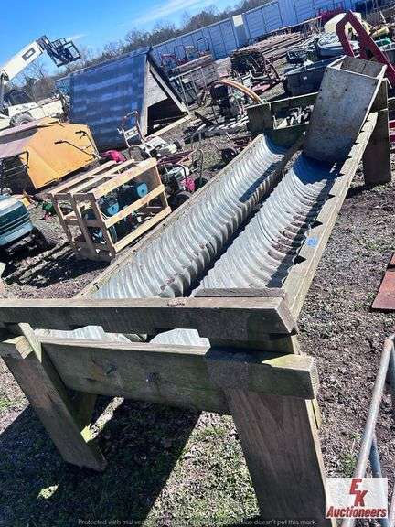 10' DOUBLE ROW FEED W/ HOG FEEDER - EK Auctioneers LLC