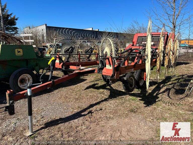 HESSTON 8 WHEEL V RAKE W/ CENTER KICKER WHEEL - EK Auctioneers LLC