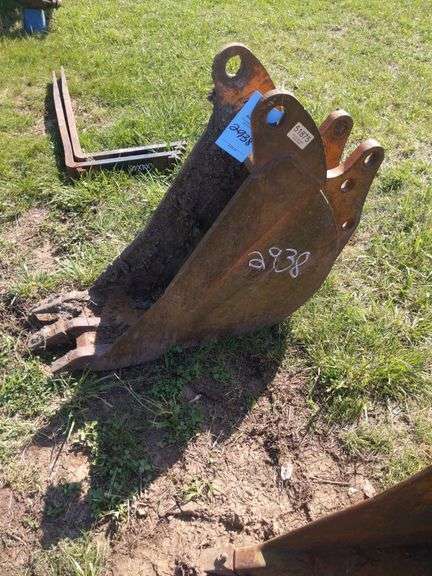 CASE 12" BACKHOE BUCKET - EK Auctioneers LLC