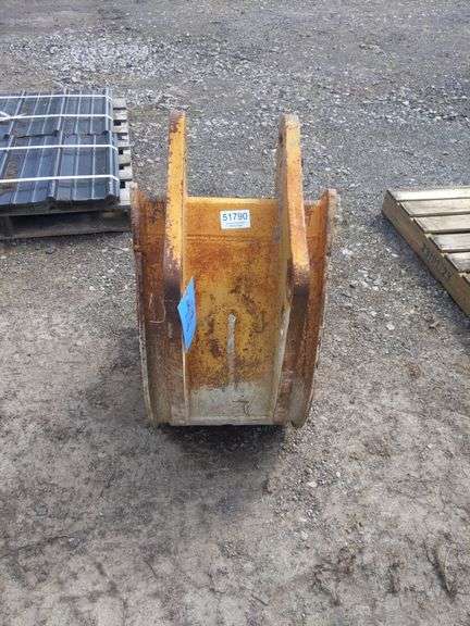 JOHN DEERE 310 16" BACKHOE BUCKET - EK Auctioneers LLC