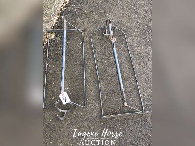 2 hanging saddle racks - Eugene Horse Auction