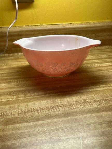 Pyrex mixing bowls - Auction Services LTD