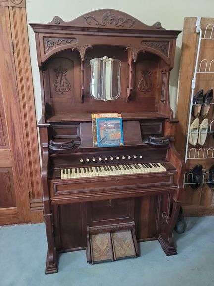 Antique Estey Pump Organ - Auction Services LTD