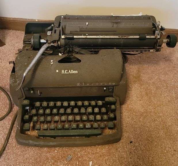 Vintage RC Allen Manual Typewriter - Auction Services LTD