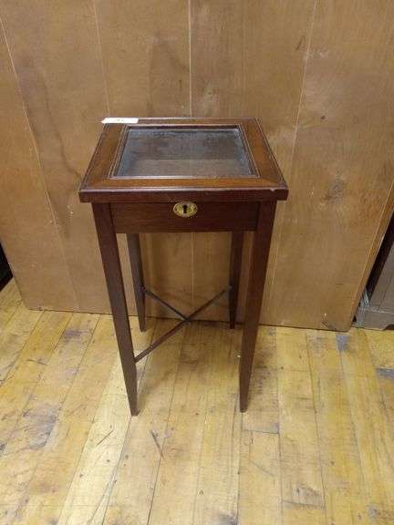 Locking display table - Auction Services LTD