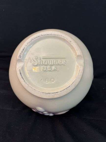 Shawnee pottery pitcher - Auction Services LTD