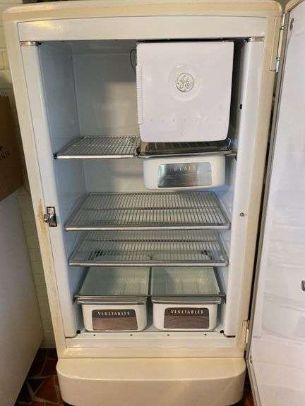 General Electric refrigerator/freezer - Auction Services LTD