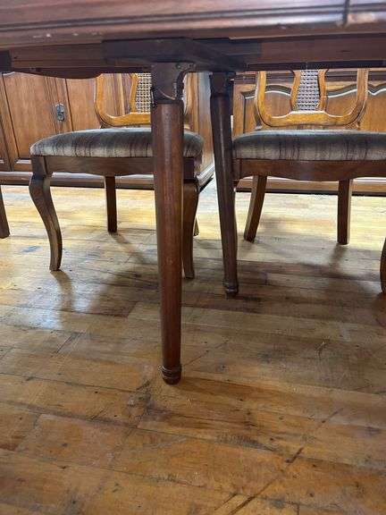 Dining table - Auction Services LTD