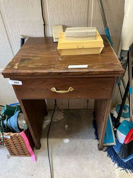 Kenmore sewing machine & table - Auction Services LTD