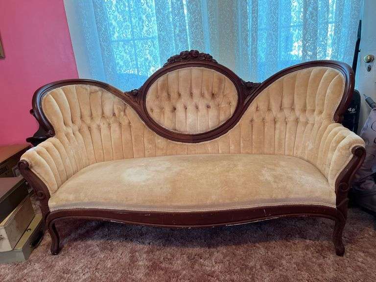 Antique sofa - Auction Services LTD