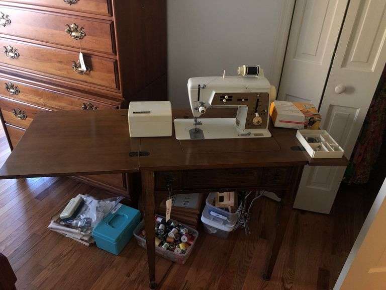 Singer Golden Touch and Sew 640 sewing machine. - Auction Services LTD