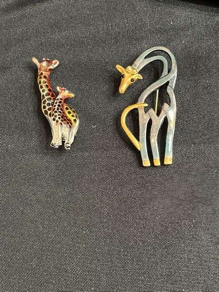Giraffe pins - Auction Services LTD