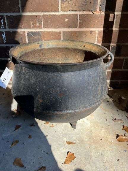 Black metal cauldron - Auction Services LTD