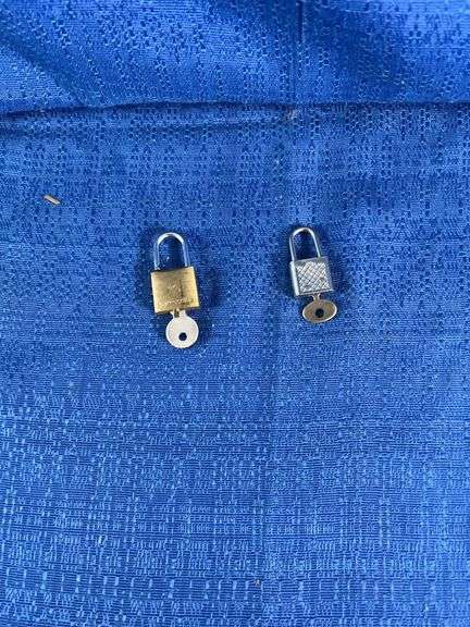 Flashlights and locks - Auction Services LTD