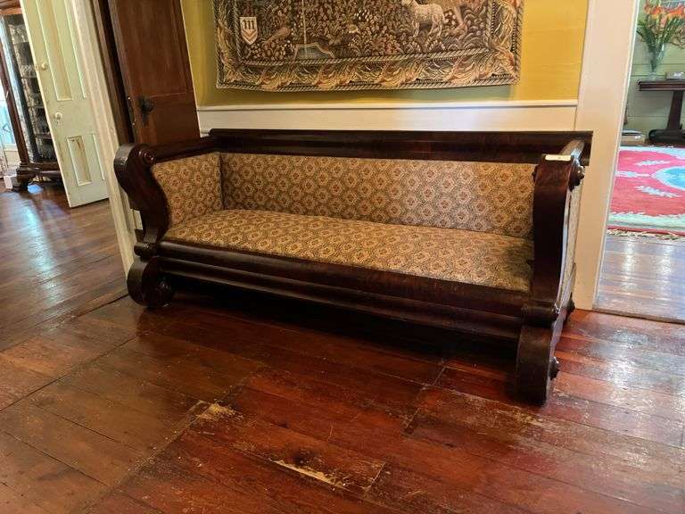 Antique sofa - Auction Services LTD