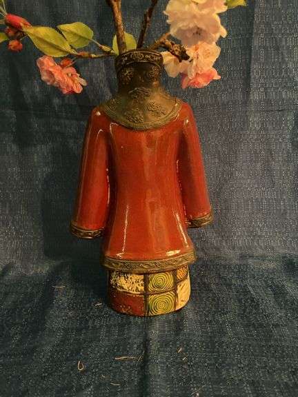 Kimono vase - Auction Services LTD