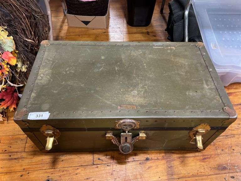 Vintage foot locker - Auction Services LTD