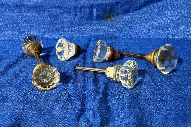 Glass door knobs - Auction Services LTD