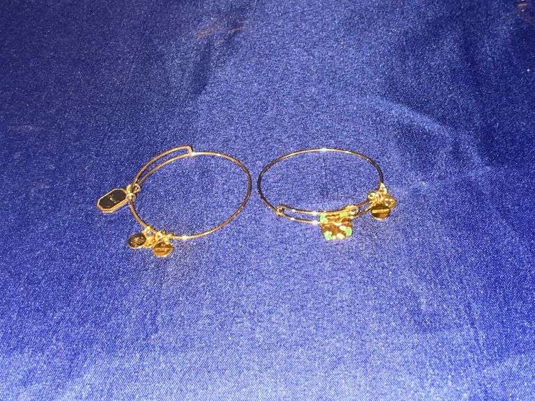 Gold color jewelry - Auction Services LTD