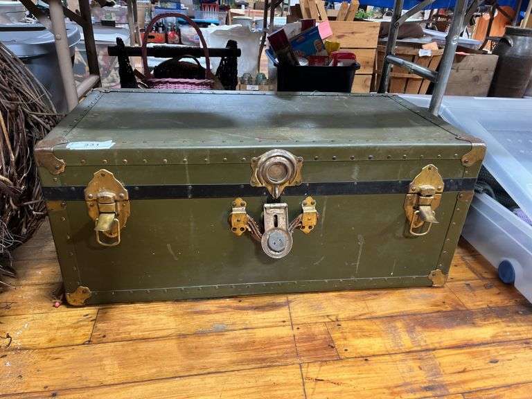 Vintage foot locker - Auction Services LTD