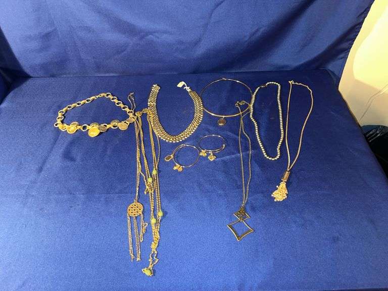 Gold color jewelry - Auction Services LTD