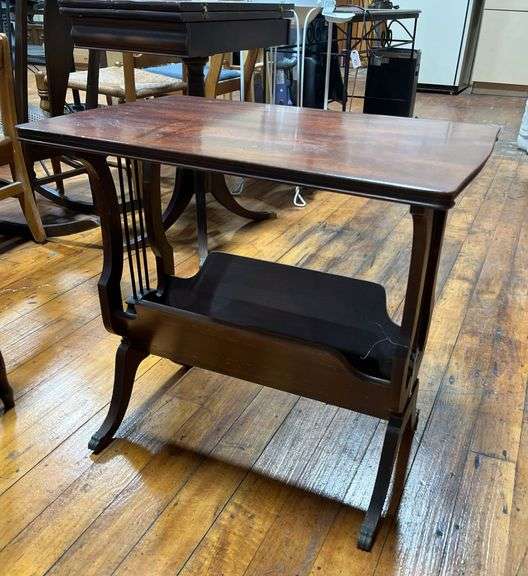 Magazine rack table - Auction Services LTD