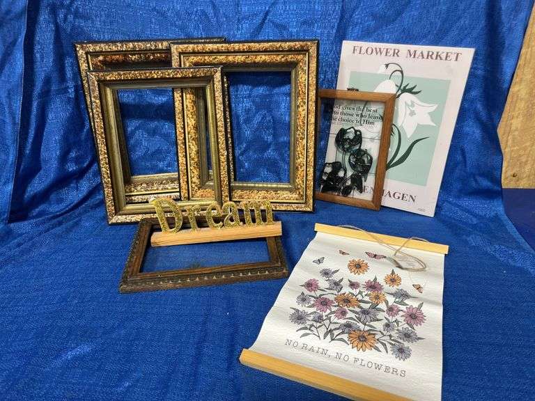 Wall hangings and frames - Auction Services LTD
