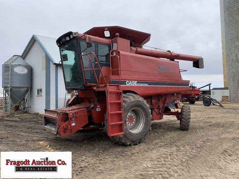 1986 Case 1680 Axle Flow Combine, 3,704 Hours, 14.9-24 Rears, 30.5L-32 ...