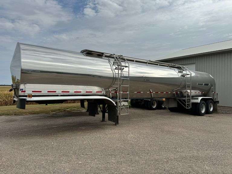 1995 Walker Stainless Trailer, 56,700lb Max Payload or 6500 Gallons, 3 ...