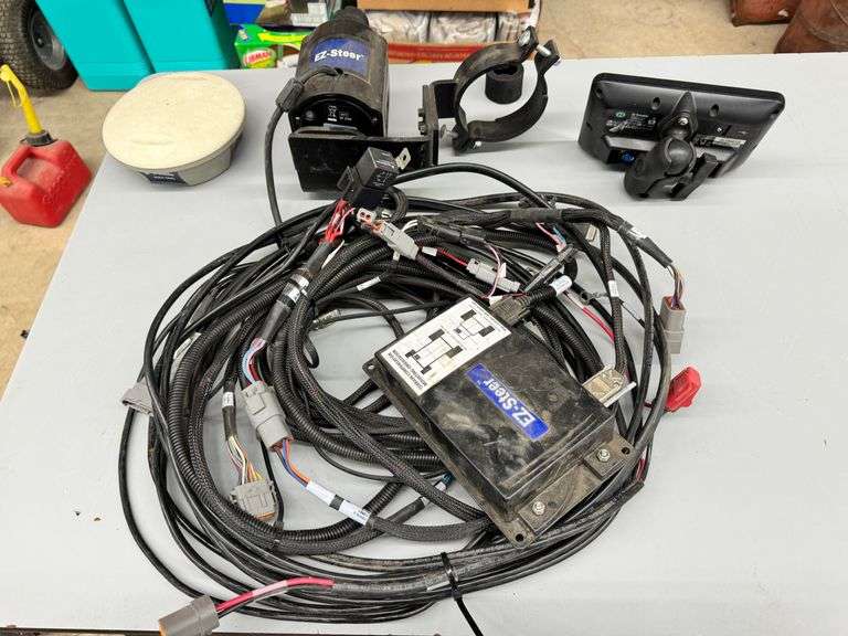 Trimble GFX350 Complete with EZ Steer, Mounting Bracket is off CAT 85D ...