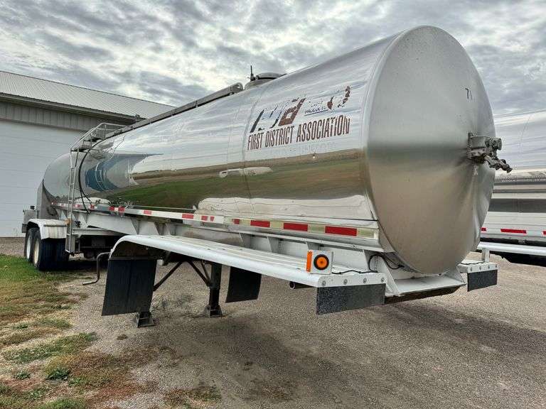 1981 Walker Stainless Trailer, 6000 Gallon, 2.5” Pump, Spring Ride, 295 ...