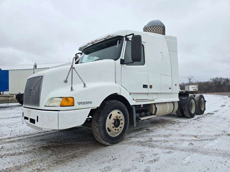 2001 Volvo Semi with Integral Sleeper, 881,055 Miles, Cummins ISX Motor ...