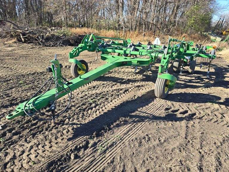 John Deere 2410 Chisel Plow, 18’ with Summers Model 106 – 3 Bar Coil ...